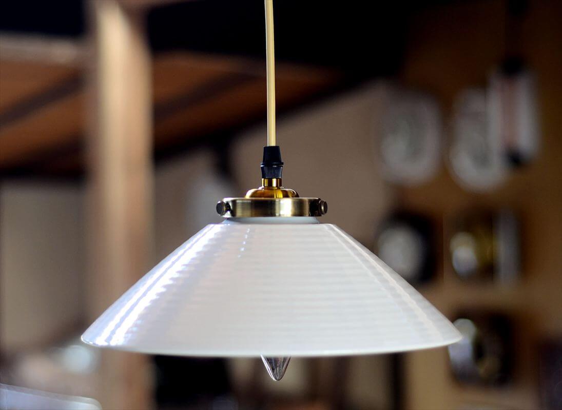 希少な北欧ヴィンテージ照明でお部屋を彩りますデンマーク製Soholmのヴィンテージペンダントランプです。数多くの優れたストーンウェアをリリース世界中で支持の厚い北欧の名窯。デスクランプは数多くの種類をリリースしてきましたが、こちらのようなペ...