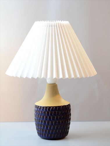 希少な北欧ヴィンテージ照明でお部屋を彩りますデンマーク製SOHOLMのヴィンテージ、ストーンウェアのデスクランプです。※写真掲載のシェード(新品)をセットにしての販売になります。ご不要な場合はご注文時にその旨、ご選択くださいましたら￥2,5...