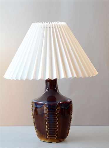 希少な北欧ヴィンテージ照明でお部屋を彩りますデンマーク製SOHOLMのヴィンテージ、ストーンウェアのデスクランプです。※写真掲載のシェード(新品)をセットにしての販売になります。ご不要な場合はご注文時にその旨、ご選択くださいましたら￥2,5...