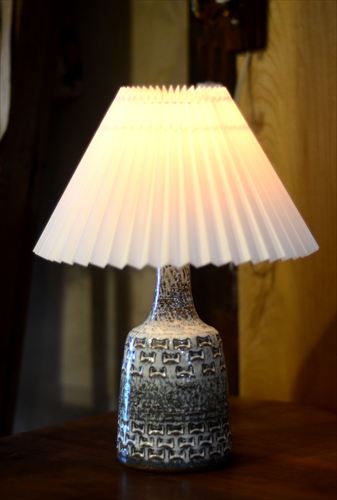 希少な北欧ヴィンテージ照明でお部屋を彩りますデンマーク製SOHOLMのヴィンテージ、ストーンウェアのデスクランプです。※写真掲載のシェード(新品)をセットにしての販売になります。ご不要な場合はご注文時にその旨、ご選択くださいましたら￥2,5...