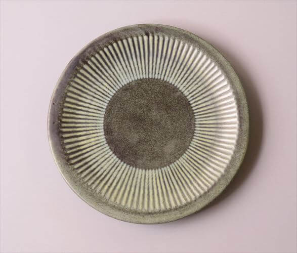 洗練された北欧ヴィンテージの空気感を演出！デンマーク製ヴィンテージLovemoseの17cmプレートです。Lovemoseは1942年にデンマークのLangeland島 のKaedebyという町に生まれた小さな窯です。1982年に閉窯しまし...