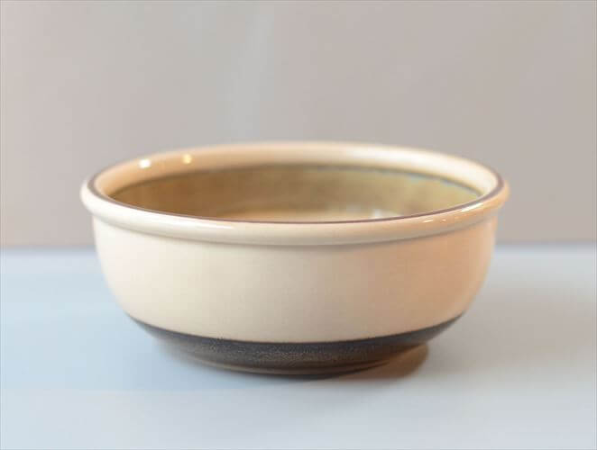 洗練された北欧ヴィンテージを演出！デンマークの陶器メーカーB&GのPeruシリーズ・14.5cm径 ボウルです。メーカーが変遷していく中でデザイナーを勤め続けたJens.H.Quistgaardデザインのものになります。クイストゴーデザイン...