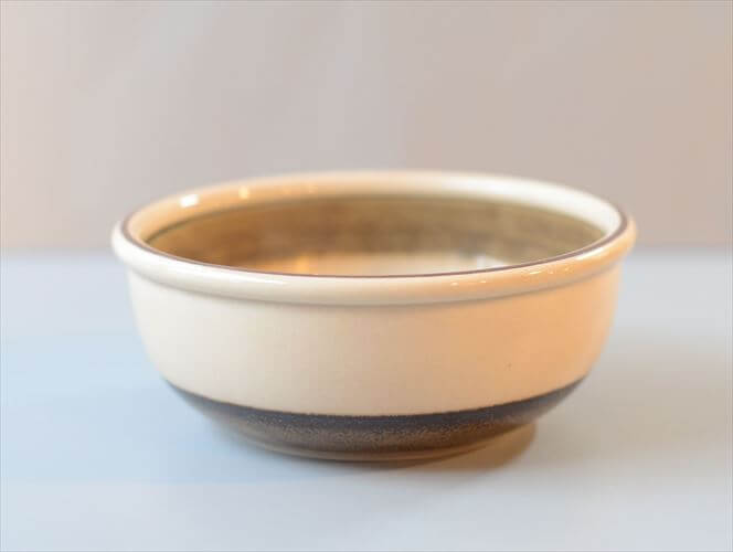 洗練された北欧ヴィンテージを演出！デンマークの陶器メーカーB&GのPeruシリーズ・14.5cm径 ボウルです。メーカーが変遷していく中でデザイナーを勤め続けたJens.H.Quistgaardデザインのものになります。クイストゴーデザイン...