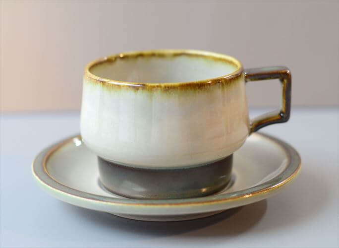 洗練された北欧ヴィンテージを演出！デンマーク・クイストゴーデザイン、TEMAシリーズ・ティーカップ＆ソーサーです。メーカーが変遷していく中でデザイナーを勤め続けたJens.H.Quistgaardデザインのものになります。クイストゴーデザイ...