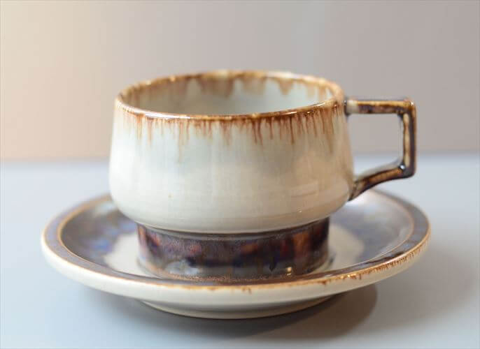 洗練された北欧ヴィンテージを演出！デンマークの陶器メーカーB&GのMEXICOシリーズ・ティーカップ＆ソーサーです。メーカーが変遷していく中でデザイナーを勤め続けたJens.H.Quistgaardデザインのものになります。クイストゴーデザ...