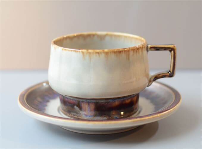 洗練された北欧ヴィンテージを演出！デンマークの陶器メーカーB&GのMEXICOシリーズ・ティーカップ＆ソーサーです。メーカーが変遷していく中でデザイナーを勤め続けたJens.H.Quistgaardデザインのものになります。クイストゴーデザ...