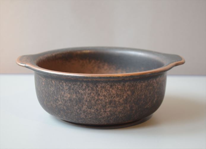 優しい北欧ヴィンテージの空気感を演出！フィンランドの名門ARABIAのRuskaシリーズ、希少なハンドル付きボウル/グラタン皿です。サイズや形状からスープボウルとしてもお使いいただけます。和食器とも親和性のある深いブラウンの釉薬が特徴で、絵...