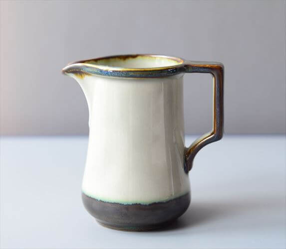 洗練された北欧ヴィンテージの空気感を演出！デンマーク・クイストゴーデザイン、TEMAシリーズ・クリーマー/ミルクジャグです。メーカーが変遷していく中でデザイナーを勤め続けたJens.H.Quistgaardデザインのものになります。クイスト...