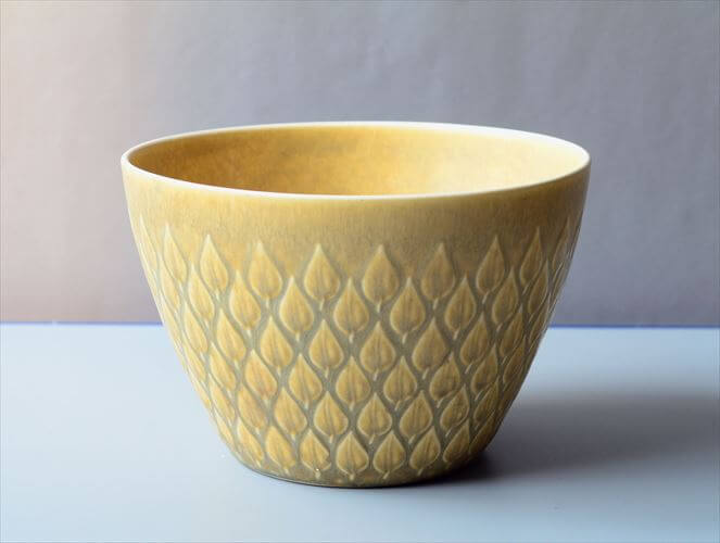 洗練された北欧ヴィンテージの空気感を演出！デンマーク製クイストゴーデザイン・レリーフシリーズ・大きなボウル/サラダボウルです。クイストゴーデザインの陶器製品は当時の北欧やヨーロッパを中心に絶大な人気を誇り、現在では廃盤であることから世界中に...