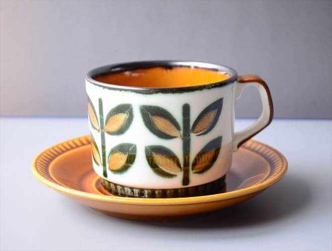 優しいヨーロッパヴィンテージの雰囲気で彩りますベルギー王室にも取り立てられる名門磁器メーカーROYAL BOCHのヴィンテージ、Rambouilllet(ランブイエ)シリーズのカップ&ソーサーです。1960～70年台頃のお品で、やさしく牧歌...