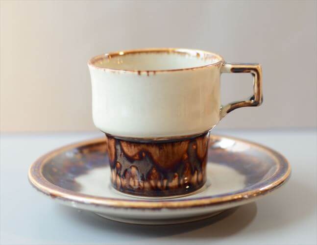 洗練された北欧ヴィンテージを演出！デンマークの陶器メーカーB&GのMEXICOシリーズ・カップ＆ソーサーです。メーカーが変遷していく中でデザイナーを勤め続けたJens.H.Quistgaard クイストゴーデザインのものになります。クイスト...