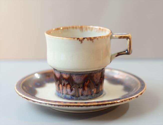 洗練された北欧ヴィンテージを演出！デンマークの陶器メーカーB&GのMEXICOシリーズ・カップ＆ソーサーです。メーカーが変遷していく中でデザイナーを勤め続けたJens.H.Quistgaard クイストゴーデザインのものになります。クイスト...