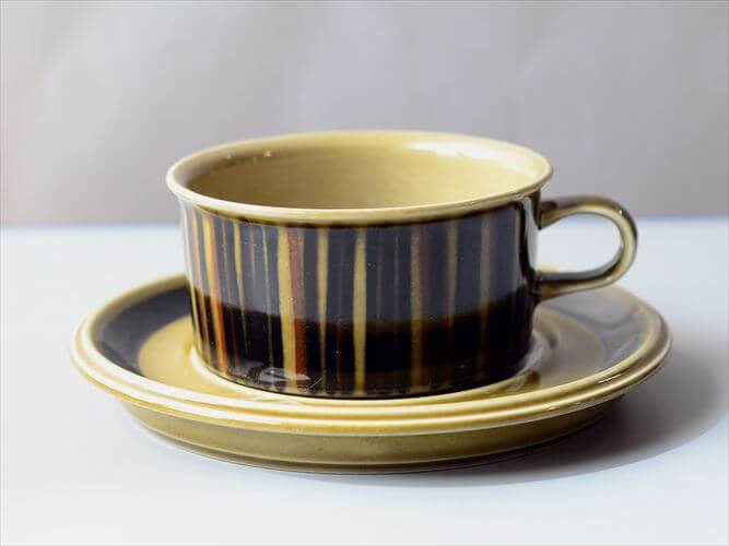 洗練された北欧ヴィンテージの空気感を演出！フィンランドの名門ArabiaのKosmosシリーズ、ティーカップ＆ソーサーです。アラビアの中でも比較的よく知られたシリーズですが年々その希少性は増しており、 近年ではテレビ番組「世界はほしいモノに...