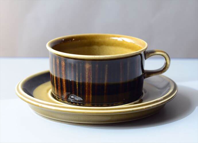 洗練された北欧ヴィンテージの空気感を演出！フィンランドの名門ArabiaのKosmosシリーズ、ティーカップ＆ソーサーです。アラビアの中でも比較的よく知られたシリーズですが年々その希少性は増しており、 近年ではテレビ番組「世界はほしいモノに...