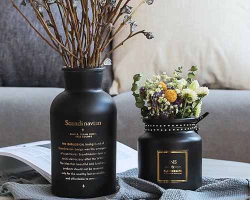 [商品説明] 曇りガラスの花瓶にゴールドの英文が施されて、華やかなインテリアを演出してくれる花瓶です。（こちらはSサイズ） [商品詳細] ■大きさ直径10×高さ11cm(口径：直径8cm)■素材：曇りガラス お届けは宅急便でのお届けです。 ...