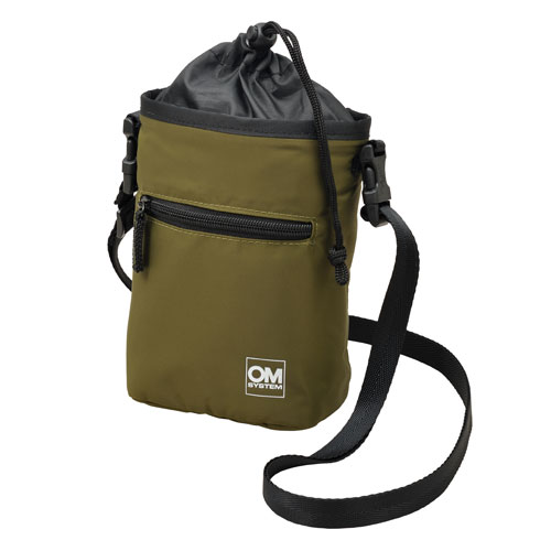 ■対応機種／OM-5 Mark II■カメラや交換レンズ、ドリンクボトルなどが収納可能な汎用性の高いオリジナルポーチです。 交換レンズなどをリュックに収納せずポーチに入れて携行することで、撮影したい時にすぐに取り出してレンズ交換ができるため...