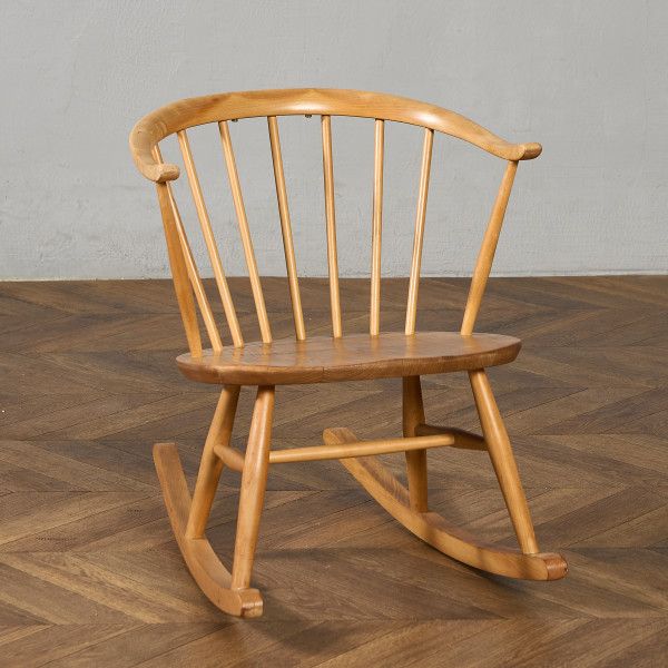 ブランド アーコール ERCOL デザイナー ルシアン・アーコラーニ Lucian Ercolani サイズ（単位mm） - 幅 560 奥行き 700 高さ 670 座高 370 肘高 620 主な素材 - エルム- ブナ 特記事項 - ...