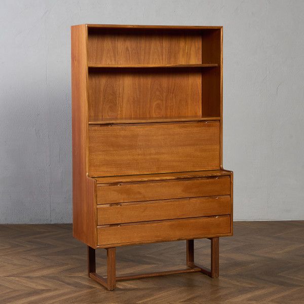 ブランド ターニッジ Turnidge デザイナー - サイズ（単位mm） - 幅 910 奥行き 410 高さ 1560 - ライティング天板部 幅 875 奥行き 175 高さ 650 主な素材 - チーク 特記事項 - 上段棚板高さ調...