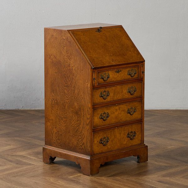 ブランド - デザイナー - サイズ（単位mm） - 幅 555 奥行き 490 高さ 955 - ライティング天板部 幅 505 天板下の奥行き 325 床から天板下までの高さ 690 主な素材 - イチイ 特記事項 - 鍵2本付属 コン...