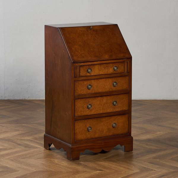 ブランド - デザイナー - サイズ（単位mm） - 幅 560 奥行き 440 高さ 990 - ライティング天板部 幅 525 天板下の奥行き 320 床から天板下までの高さ 710 主な素材 - ウォールナット 特記事項 - 鍵1本付...