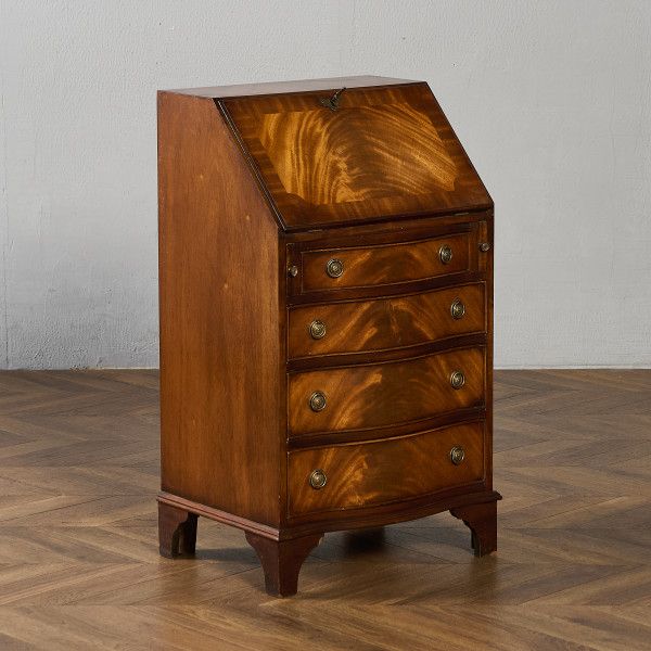 ブランド - デザイナー - サイズ（単位mm） - 幅 560 奥行き 420 高さ 945 - ライティング天板部 幅 515 天板下の奥行き 315 床から天板下までの高さ 680 主な素材 - マホガニー 特記事項 - 鍵1本付属 ...