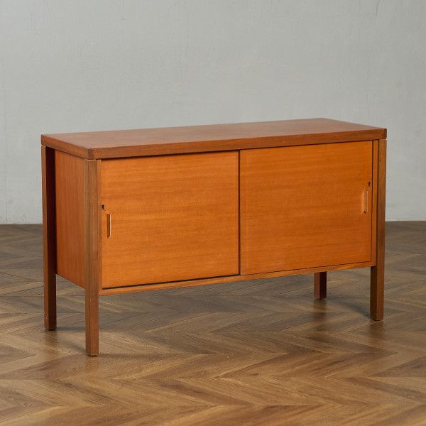 ブランド-デザイナー-サイズ（単位mm）- 幅 1770 奥行き 455 高さ 715主な素材- チーク- アルミニウム特記事項- 棚板高さ調節可- 鍵は付属していませんコンディション★★★★★★ 新品、未使用★★★★★ 未使用に近い★★★...