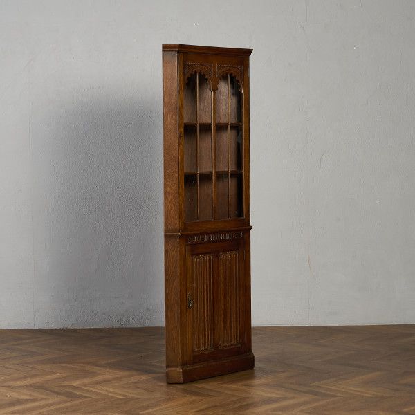 ブランド-デザイナー-サイズ（単位mm）- 幅 490 奥行き 490 高さ 1755 - 正面から見た 幅 700 奥行き 400主な素材- オーク特記事項- 棚板固定式- 鍵1本付属- ガラス扉に割れがあります(コンディション画像9をご...