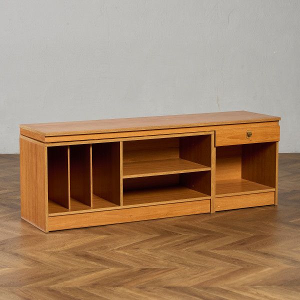 ブランドシュライバー SCHREiBERデザイナー-サイズ（単位mm）- 幅 1500 奥行き 405 高さ 540 - 下段キャビネット 幅 1045 奥行き 405 高さ 485主な素材- チーク特記事項- 棚板高さ調節可- 仕切り板固...