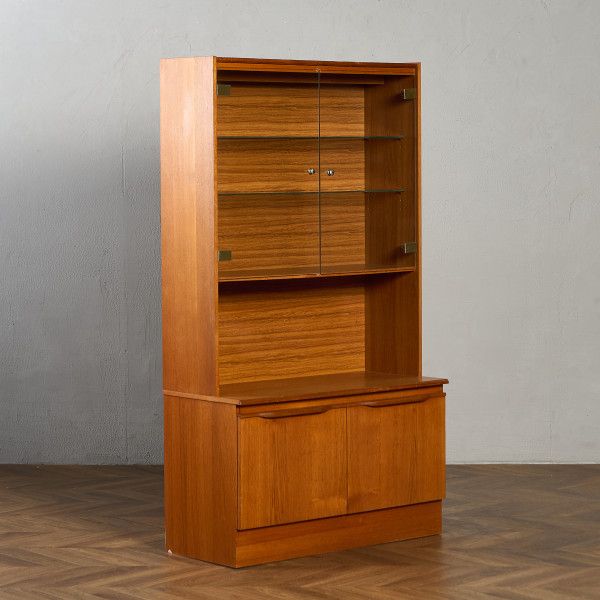 ブランド-デザイナー-サイズ（単位mm）- 幅 950 奥行き 430 高さ 1710主な素材- チーク特記事項- ガラス棚板高さ調節可- 下段内部木目調仕上げ- 上段は、下段の木枠の上にはまって、乗っているだけの状態です(上下段固定用金具...