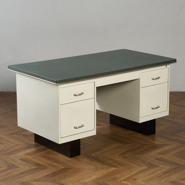 ブランド-デザイナー-サイズ（単位mm）- 幅 1510 奥行き 805 高さ 775主な素材- スチール- アルミニウム特記事項- 鍵は付属していませんコンディション★★★★★★ 新品、未使用★★★★★ 未使用に近い★★★★ 目立った傷や...