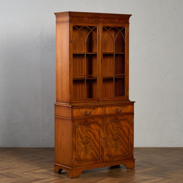 ブランド-デザイナー-サイズ（単位mm）- 幅 985 奥行き 370 高さ 1940主な素材- イチイ特記事項- 鍵1本付属- 上段棚板高さ調節可- 下段棚板取り外し可(高さ調節不可)- 上段は乗っているだけです(上下段固定用金具等は付属...