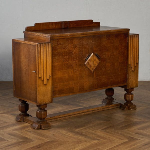 ブランド-デザイナー-サイズ（単位mm）- 幅 1360 奥行き 510 高さ 1010主な素材- オーク特記事項- 棚板取り外し可(高さ調節不可)- 鍵1本付属コンディション★★★★★★ 新品、未使用★★★★★ 未使用に近い★★★★ 目立...