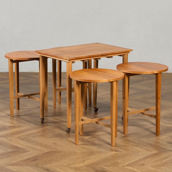 ブランド - デザイナー ポール・ハンデバッド Poul Hundevad (1917-2011) サイズ（単位mm） - テーブル 幅 620 奥行き 420 高さ 565 主な素材 - チーク- ブナ 特記事項 - キャスター仕様 コン...