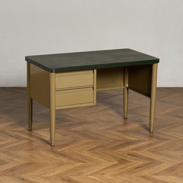 ブランド-デザイナー-サイズ（単位mm）- 幅 1065 奥行き 615 高さ 680 - デスク下スペース 幅 545 奥行き 540 高さ 640主な素材- リノリウム天板- スチール特記事項-コンディション★★★★★★ 新品、未使用★...