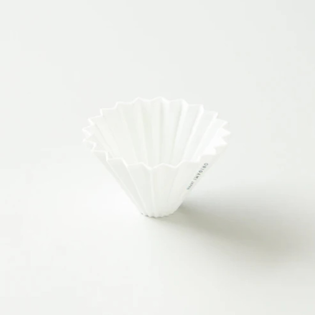 鮮やかなカラーリングと縦溝がまるでオリガミを折ったようにみえるORIGAMIのドリッパーです。 20あるリブ（溝）がドリッパーとペーパーの間に空間を作ることでお湯の抜けをスムーズにし、 多彩な抽出を表現。 速度コントールも自由自在です。 カ...