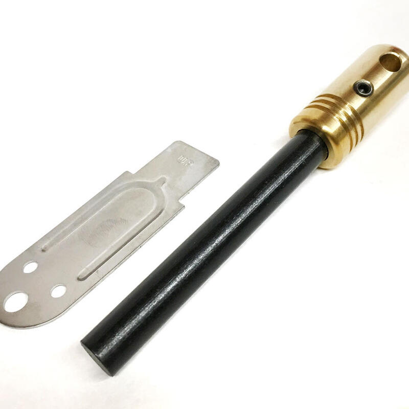 着火に拘って作られたメタルマッチ。今使っているメタルマッチがなかなか着火しない・・・・そんな悩みを持っている方にぜひ試してほしい一品。ナイフのシースに装備するのに適した10mm径【仕様】素材：ハンドル/真鍮、本体/ファイアスチール太さ：10...