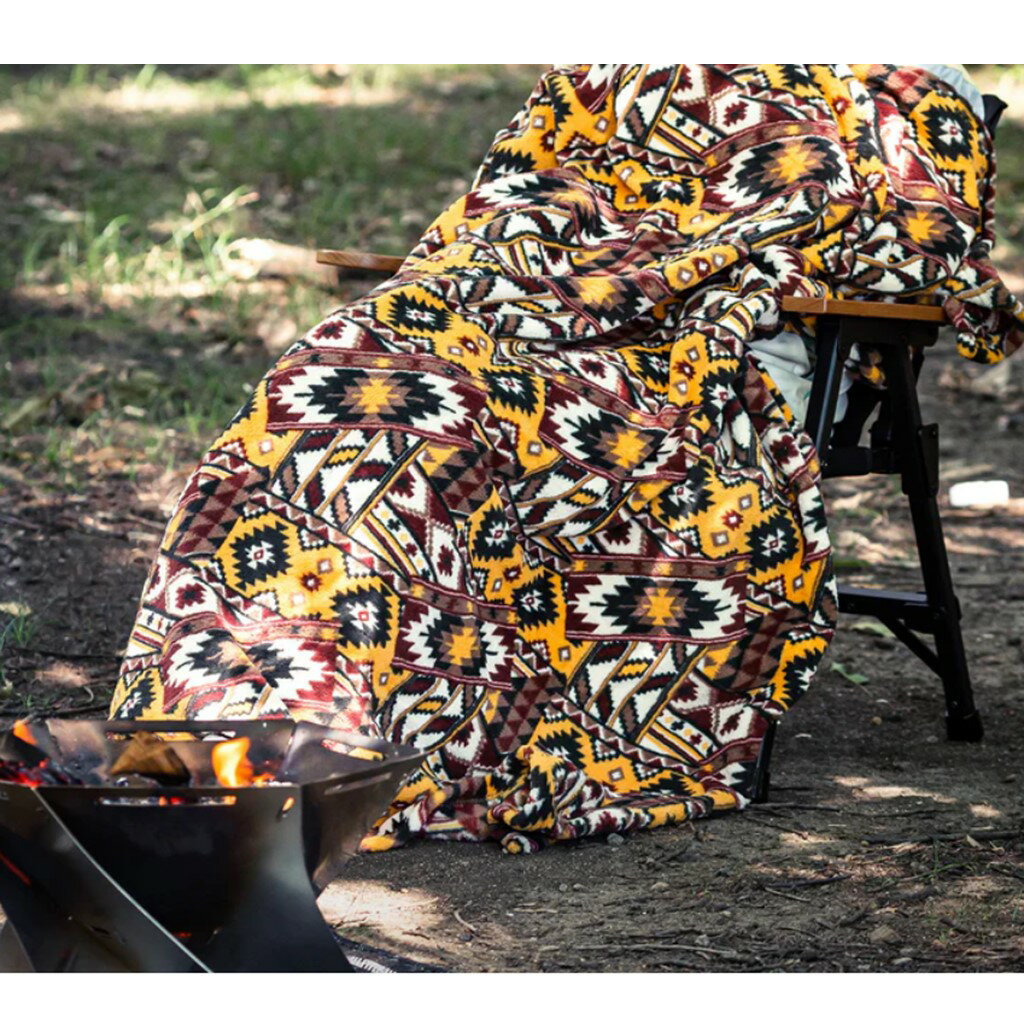 ●燃え広がりにくい難燃仕様のブランケット ●肌触りの良い起毛素材 ●クッション型に収納できる収納袋付き 素材：ポリエステル100%/難燃素材 サイズ：【使用時】約W200×H140cm 【収納時】約W45×H14×D45cm 重量：約1.0...