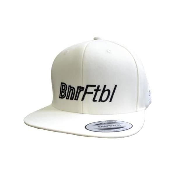 ベルトでサイズ調整可能。フレックスフィットのシグネチャーアイテム6089Mに刺繍が施されたフラットバイザースナップバックキャップ。つば下は緑サテン素材が使用されたアメリカンスタイルを感じられるキャップですベルトでサイズ調整可能。