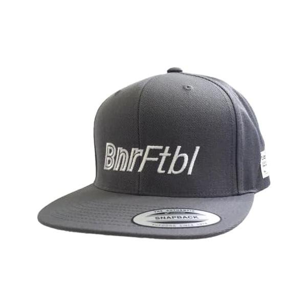 ベルトでサイズ調整可能。フレックスフィットのシグネチャーアイテム6089Mに刺繍が施されたフラットバイザースナップバックキャップ。つば下は緑サテン素材が使用されたアメリカンスタイルを感じられるキャップですベルトでサイズ調整可能。