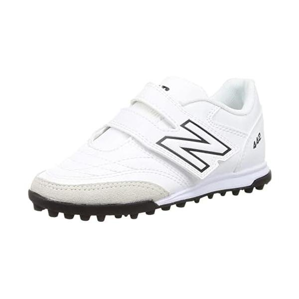 快適なフィットでパフォーマンスアップに貢献するジュニア用モデル「442 V2 JUNIOR V TURF」。子どもの足に最適なジュニアラストのもと、よりよいフィット性を実現するためにジュニアターフには面ファスナーとエラスティックバンドを採用...