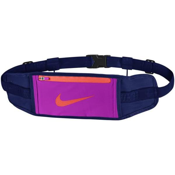 スリーブ等をしまえる便利なパススルーポケット。ジップ付ポケットには携帯など収納可能。リフレクティブスウッシュロゴ付。カラー:ディープロイヤルブルー/ヴィヴィッドブルー/ブライトクリムソン(470)サイズ:フリーサイズ素材:ナイロン、ポリエステル