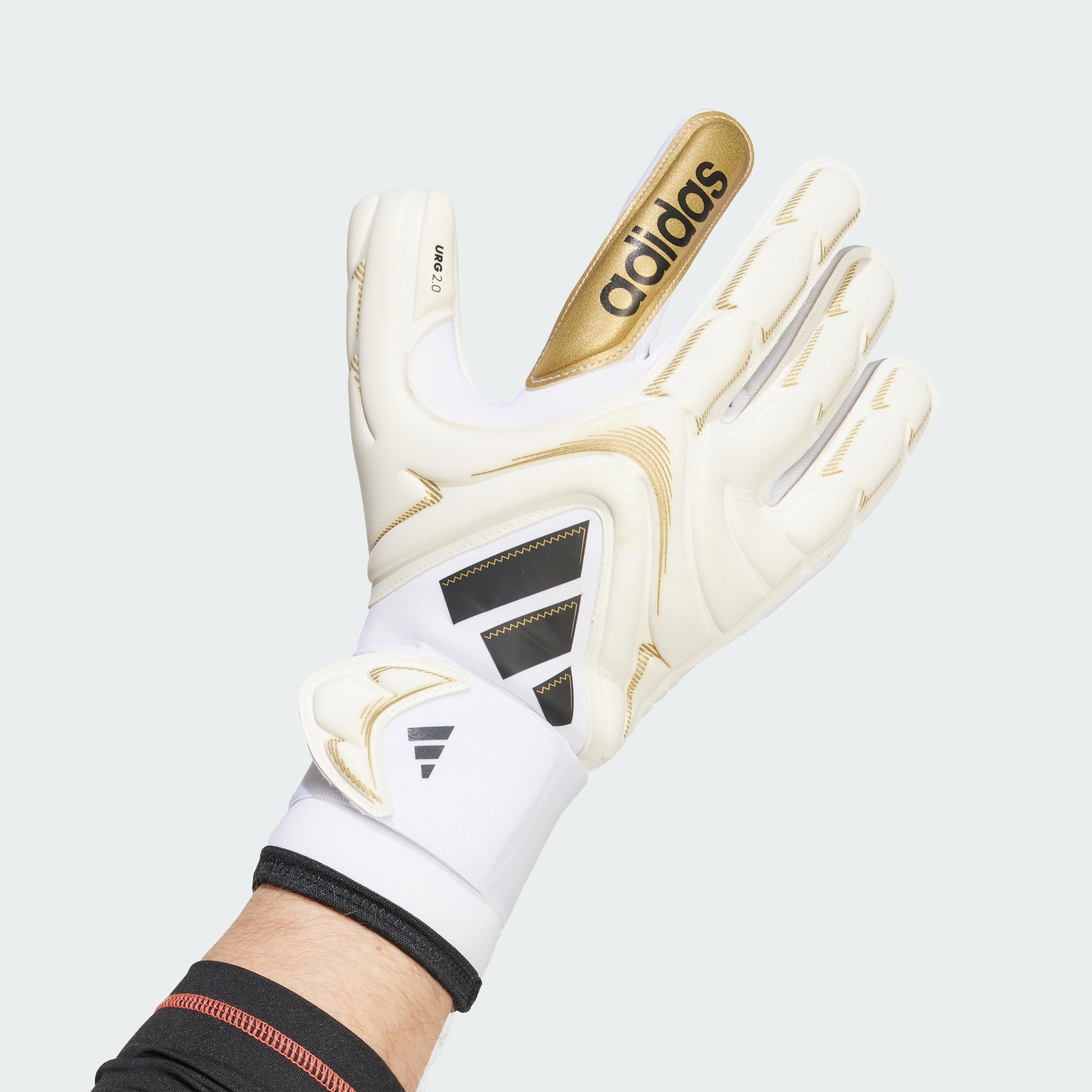 adidasコパProゴールキーパーグローブ 手のひらにグリップ力のある素材を使用した、トラディショナルなゴールキーパー用グローブ。 試合の最初から最後まで、プレーに集中できるゴールキーパーグローブ。 手の甲には通気性を高めるメッシュとラテ...