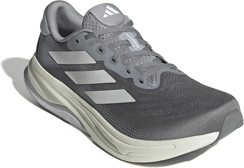 スーパーノヴァ ソリューション 2 ランニング ワイド / Supernova Solution 2 Running Wide 初めてのレースに向けたトレーニングに適した、このアディダス ランニングシューズを履いて、快適さとサポート力を手に...