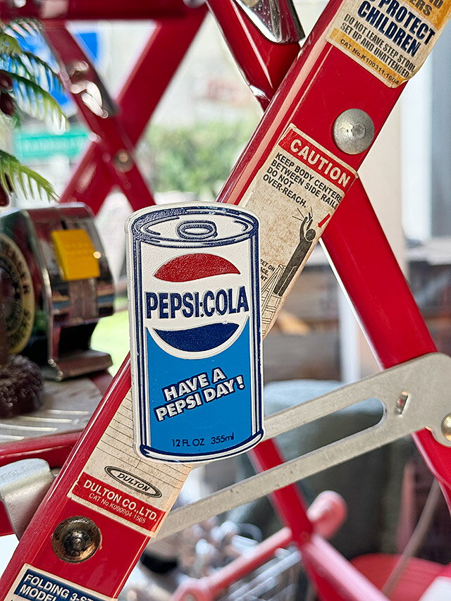 アメリカ人は昔から冷蔵庫にマグネットを貼るのが大好き！ そんなこともあって、マグネットの豊富さはスワップミートを回ってる時だって実感する！ 今回見つけたのは、ペプシの往年のクラシックロゴを凹凸のあるエンボス仕上げで再現したオフィシャルマグネ...