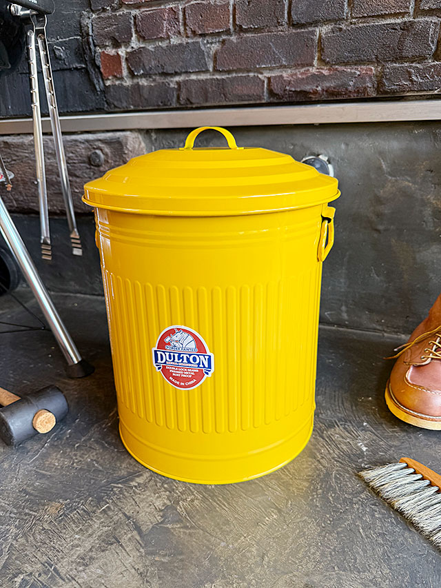 ボクらの想像するアメリカのゴミ箱って、コレだよね！ 映画の中で、裏路地を猛スピードで走るアメ車に、「ボカーン」とぶっ飛ばされてるアレ！ ダルトンの名作、「ガーベッジカン」24Lサイズです。 実はアメリカで使われてるゴミ箱はもっと巨大で、とて...