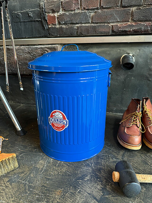 ボクらの想像するアメリカのゴミ箱って、コレだよね！ 映画の中で、裏路地を猛スピードで走るアメ車に、「ボカーン」とぶっ飛ばされてるアレ！ ダルトンの名作、「ガーベッジカン」24Lサイズです。 実はアメリカで使われてるゴミ箱はもっと巨大で、とて...