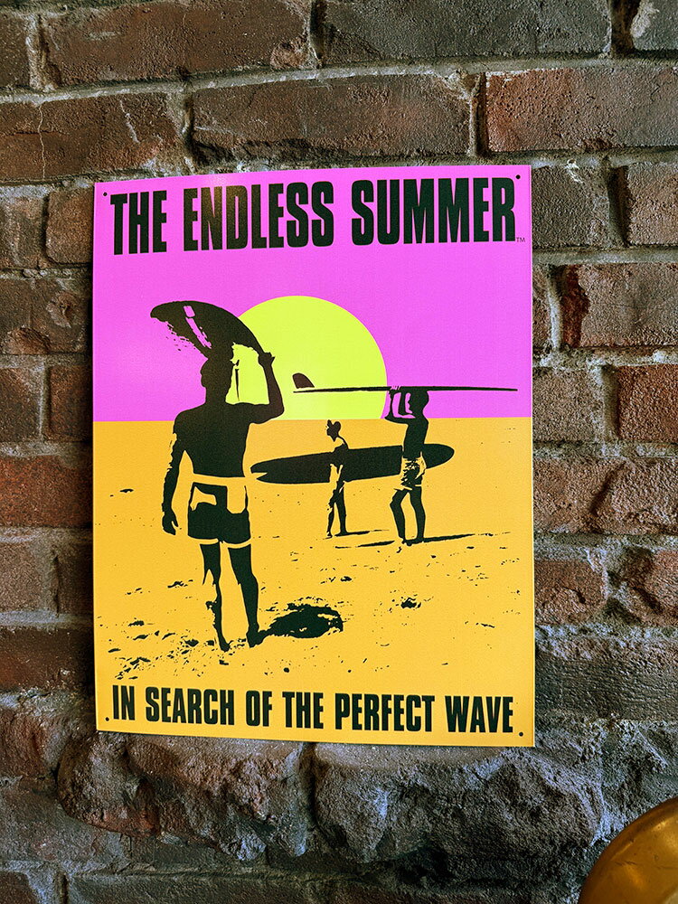 商品説明 伝説の大波をただただ探し求めて旅したサーファーの物語。それがエンドレスサマー。 サーフィン映画のまさに元祖！カラーリング、デザイン共に当時のポスターをそのまま再現したこの看板は懐かしさの中に新鮮さを見つけてしまう1枚。 サーフボー...