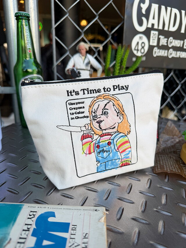 「遊ぼうぜ！」なんて言ってるけど、どう見てもヤバいヤツ！ ホラー映画「チャイルドプレイ」のあのチャッキーが、ポップな刺繍デザインになってキャンディタワーに降臨です。 フロントにはクレヨンで色付けしたようなカラフル刺繍、手にはしっかりナイフを...