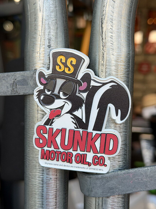 アメ雑シーンに新しい風！ いや、正確には「ちょっと臭う風」かもしれない（笑） 「SKUNKID MOTOR OIL CO.」——帽子の“SS”マークに、ニヤけた顔のスカンク。 このどこかローカル感ただようキャラクター、実はあのカルチャーマー...