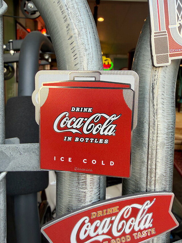 コーラ好きの“弱点”を突いてくる、あざといほど可愛いコカ・コーラのマグネットたち。 見つけちゃいましたよ！ アメ雑好きなら絶対ソワソワする、あの赤と白の魔力がギュッと詰まった“コカ・コーラのマグネットシリーズ”。 レトロ系コーラ雑貨って、そ...